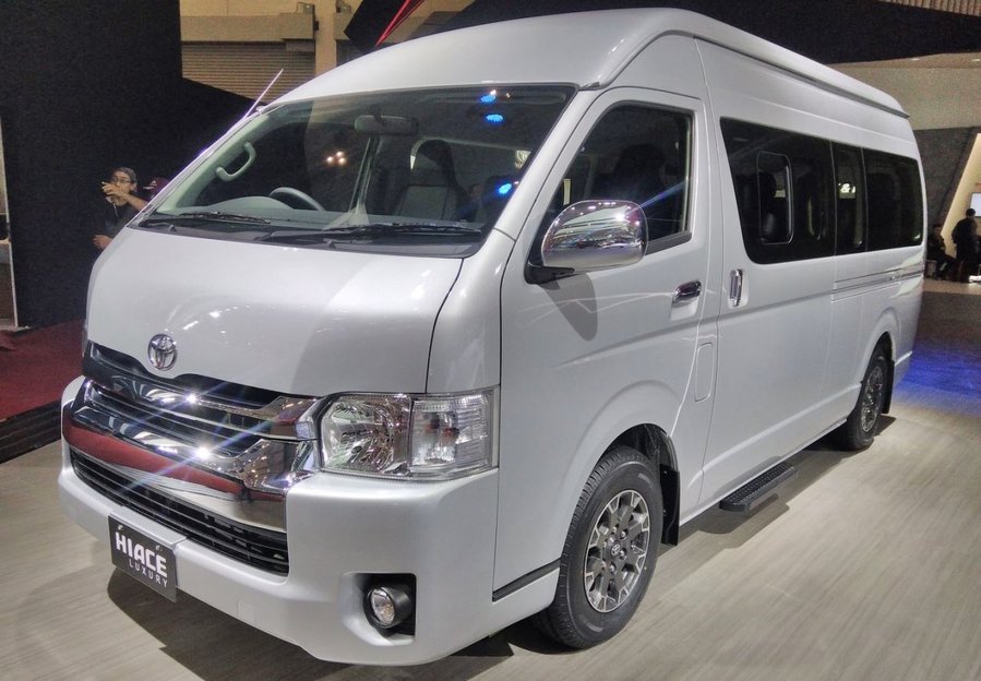 GIIAS 2017: Toyota Hiace Luxury & Toyota Alphard Hybrid